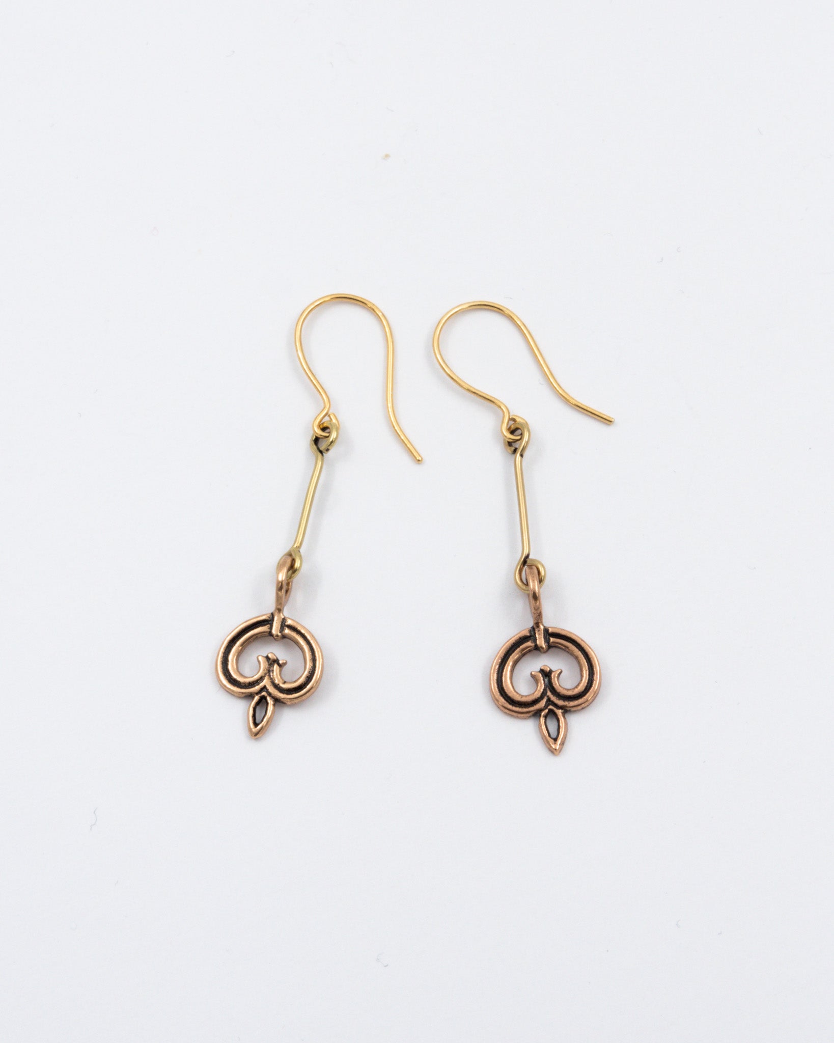 Pidetty Karjalainen nauhapunos -korvakorut pitkä pronssi – Kalevala