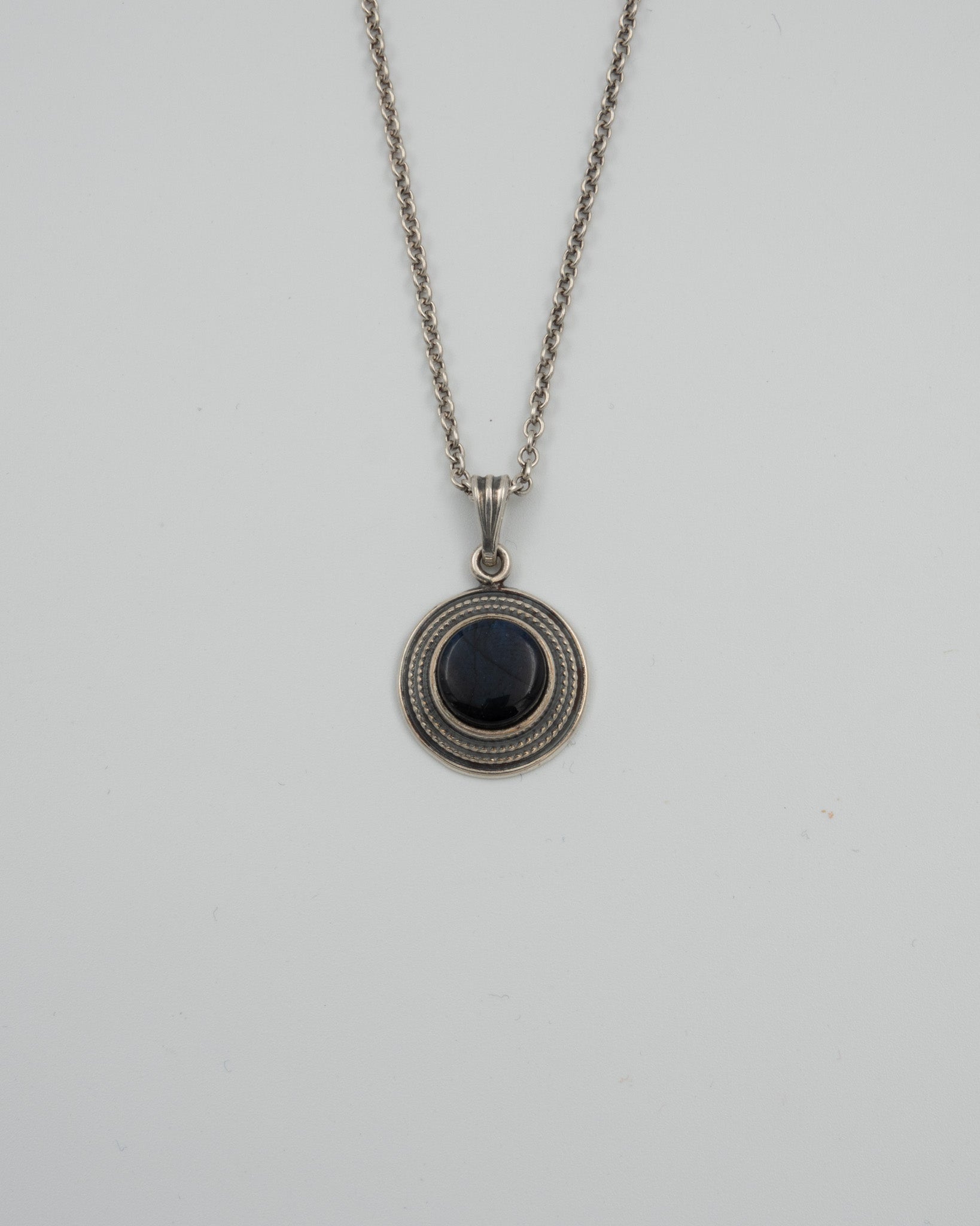 Pidetty kiviriipus 1643/1 hopea spektroliitti – Kalevala